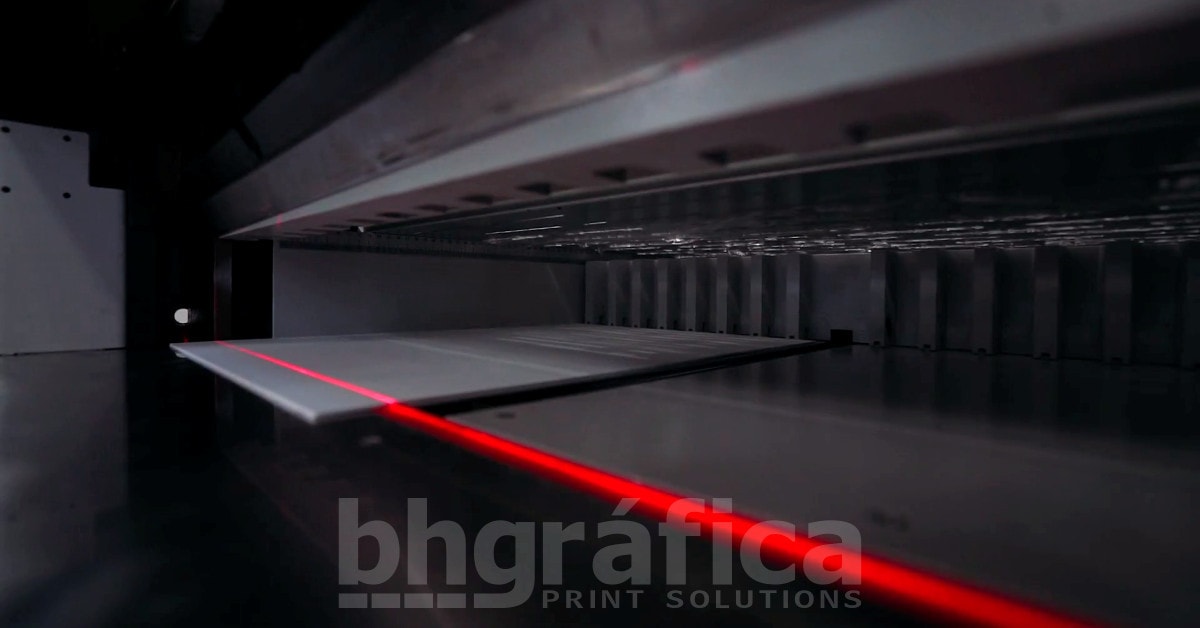 Corte reto ou refile de materiais gráficos em guilhotina! | bhgrafica